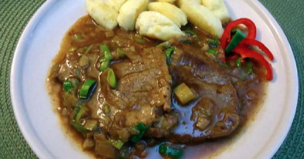 Plasterki wołowiny na cebuli i porach. Idealna propozycja na obiad z ...